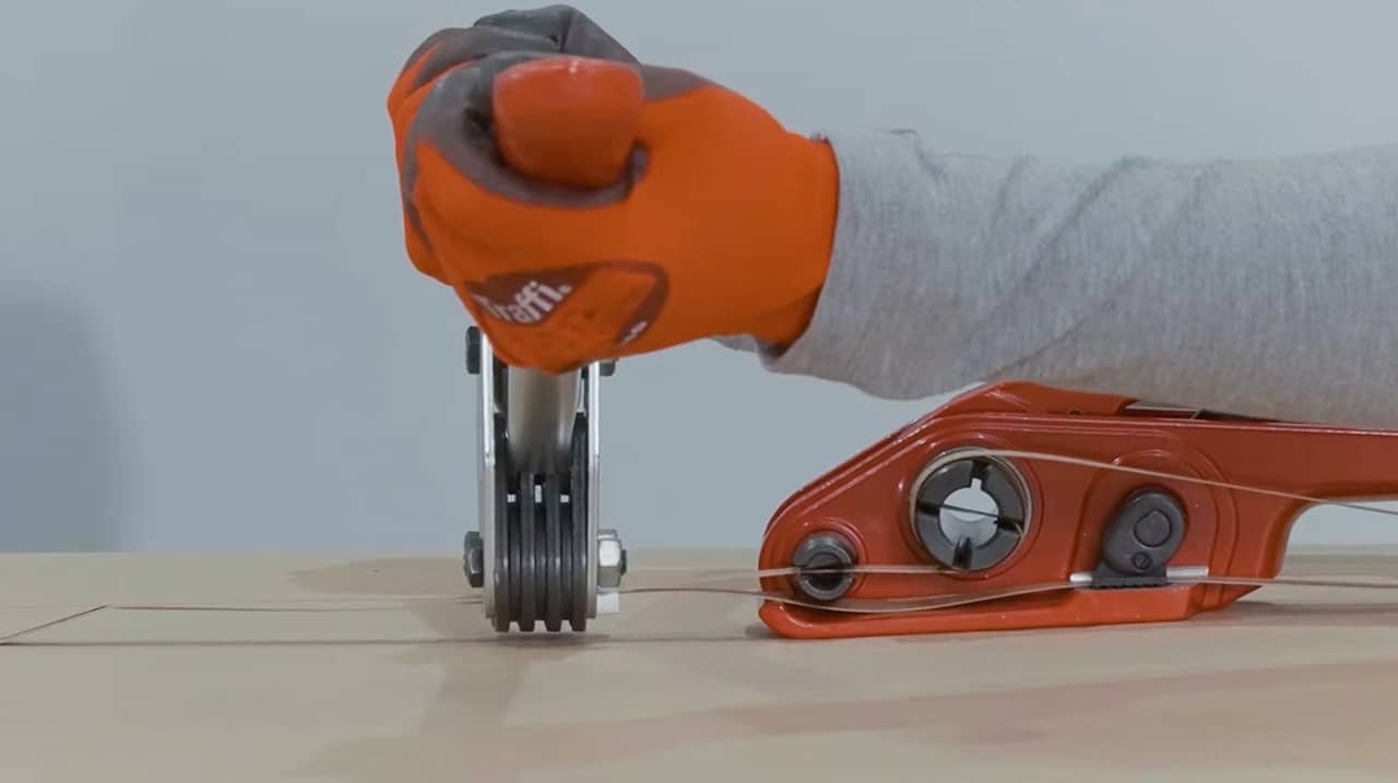 Strap a pallet or parcel with PaperStrap™ | Maxpack